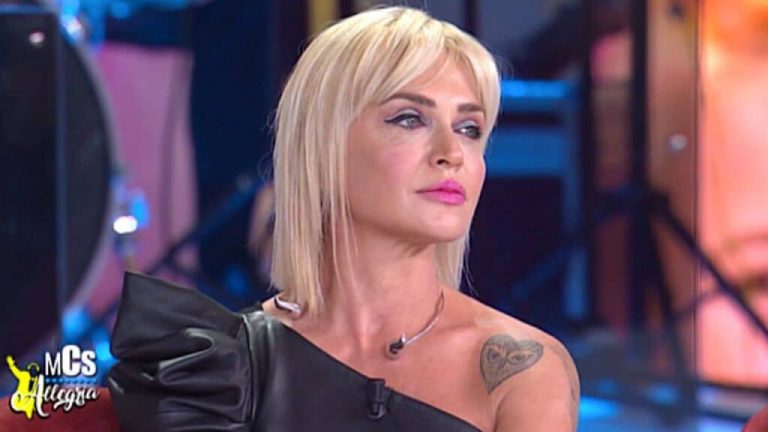 Chi è Paola Barale: età, altezza, peso, vita privata, rifatta ...